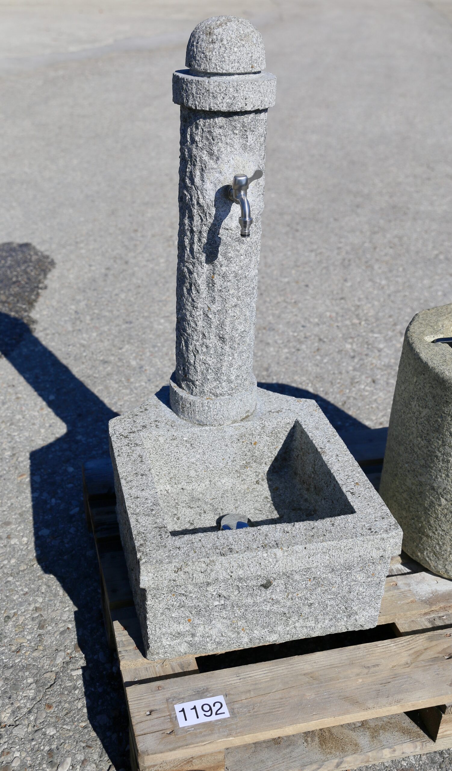 Nr. 1192 Kleiner Granitstein-Brunnen mit Edelstahl-Wasserhahn und weiterem Zubehör | Falk Ges.m ...